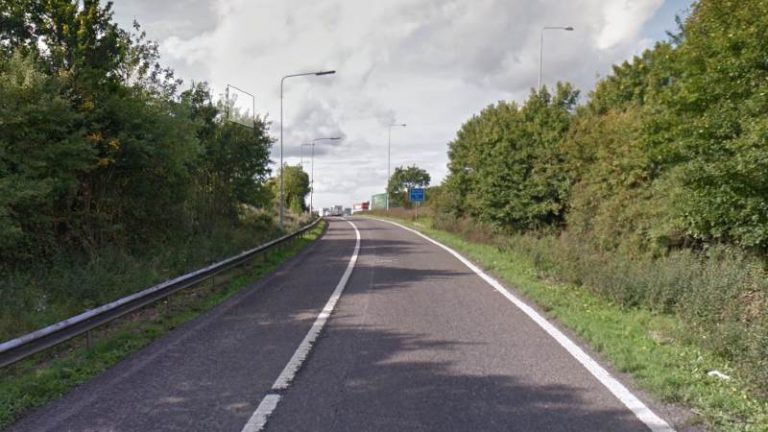 Motorway slip road design for effective joining and merging