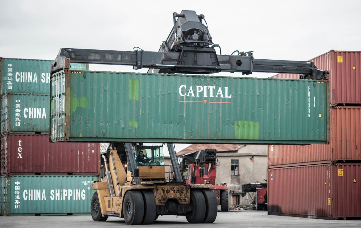 How are containers attached to lorries?