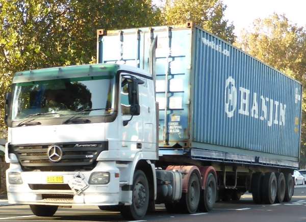 How are containers attached to lorries?