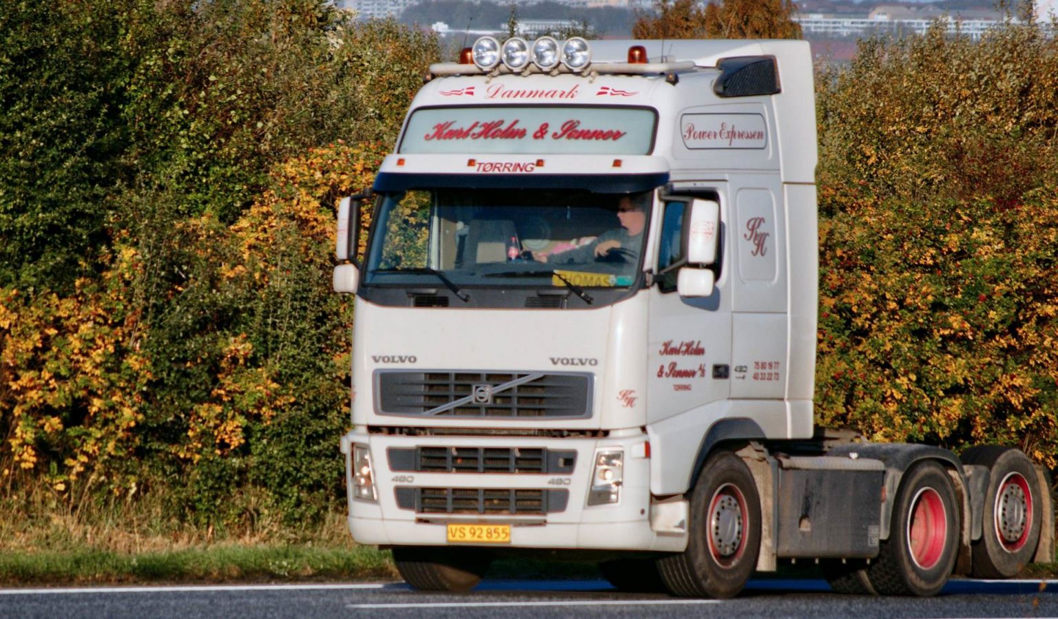 What is a lift axle on a lorry or trailer