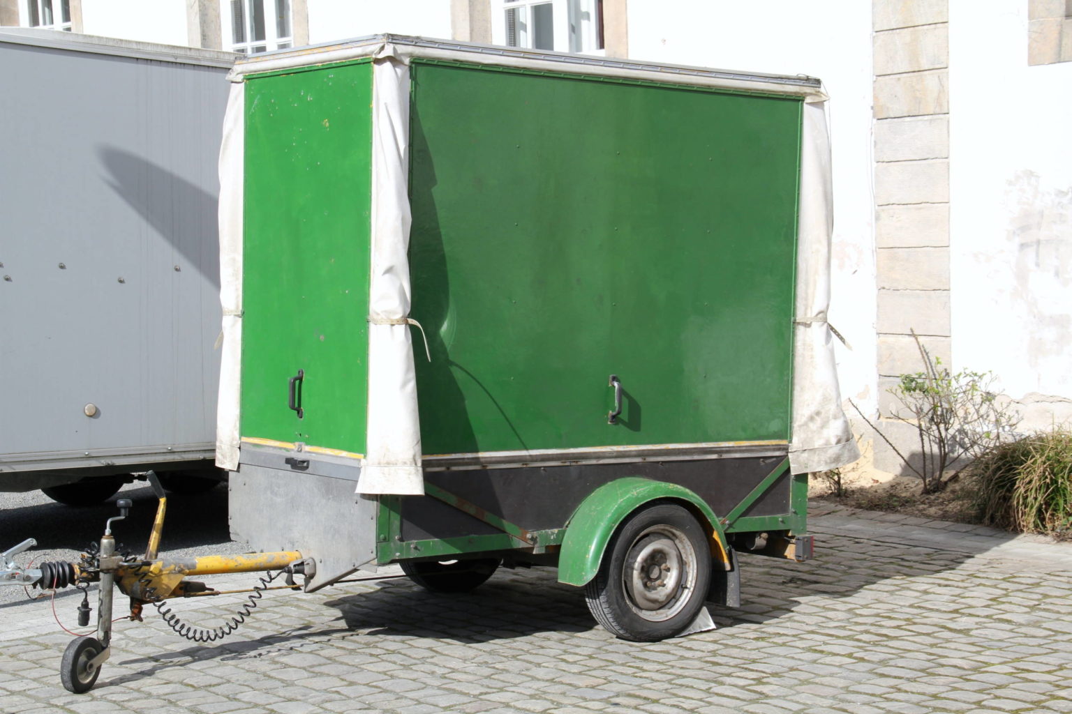 How do you safely carry items in a light trailer? | Highway Code Resources
