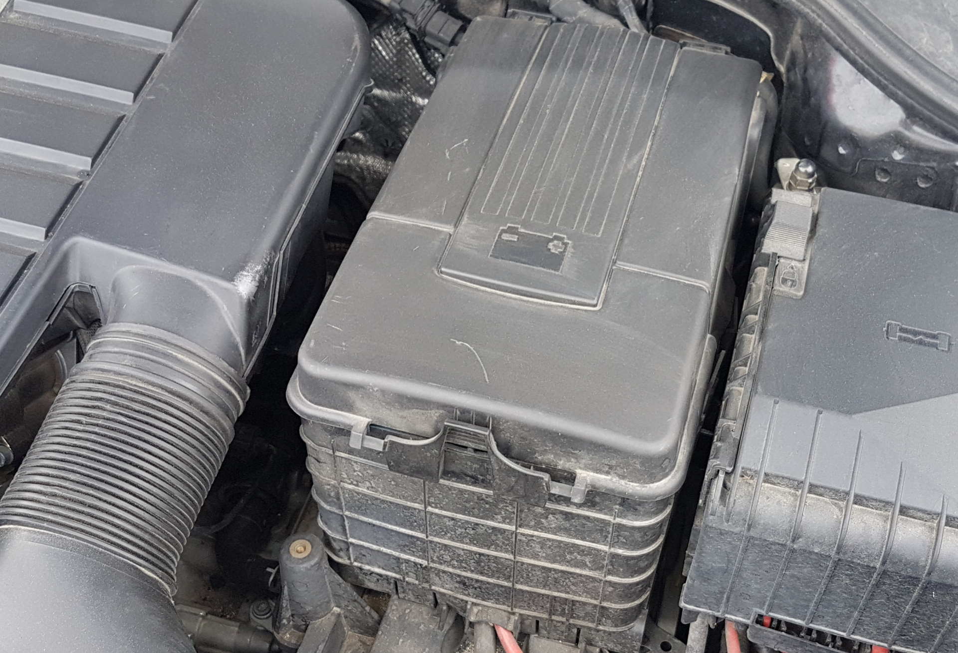 Does a flat battery in your car damage the battery life?