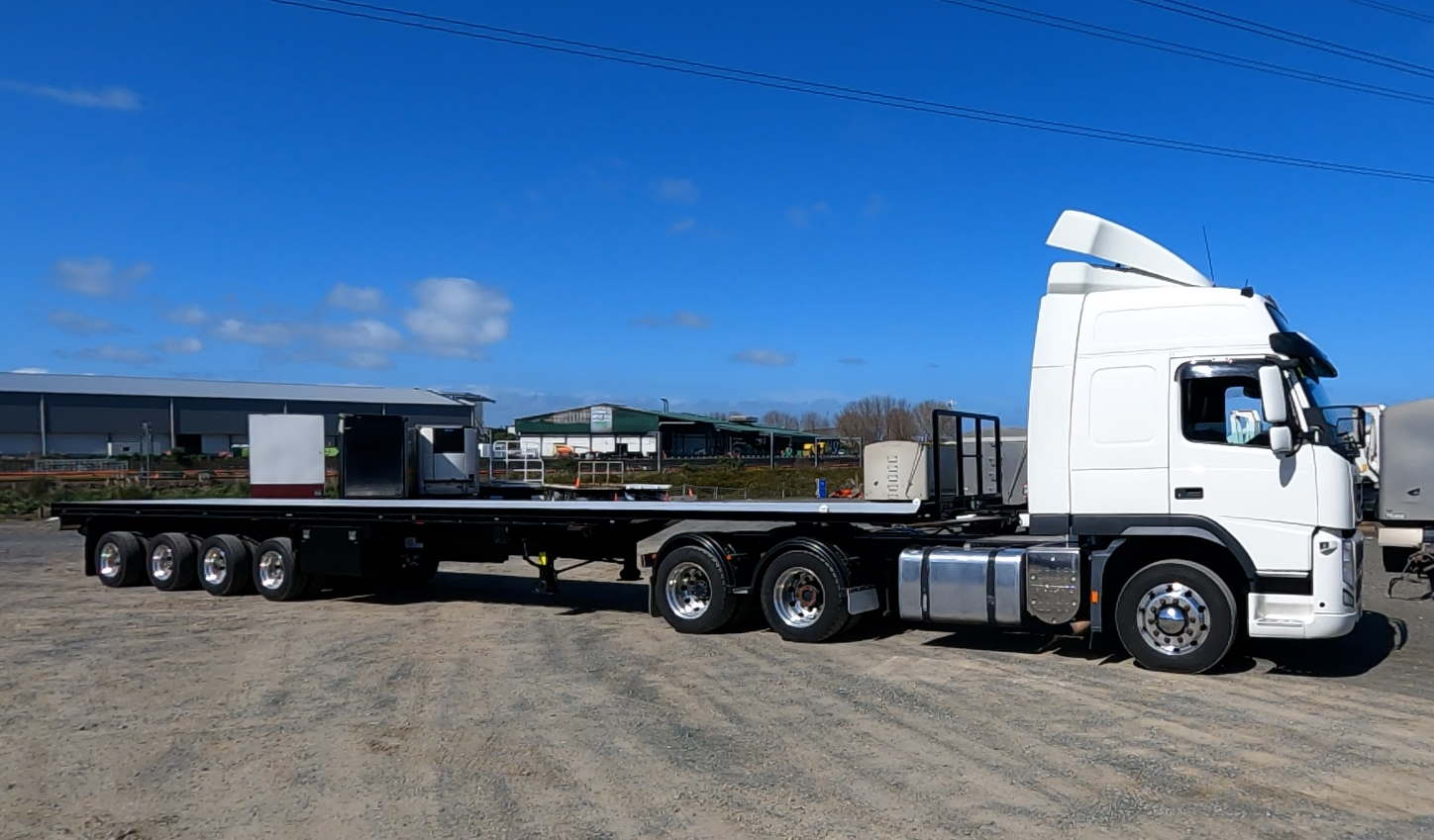 What is a flat deck or transporter trailer?
