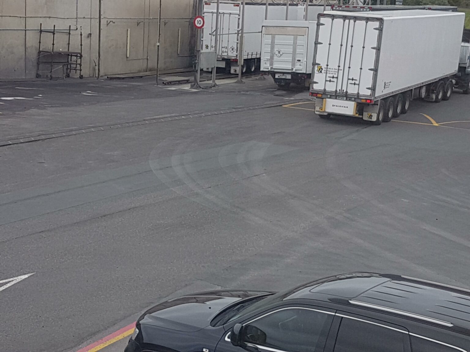 Why do HGVs sometimes block both lanes?