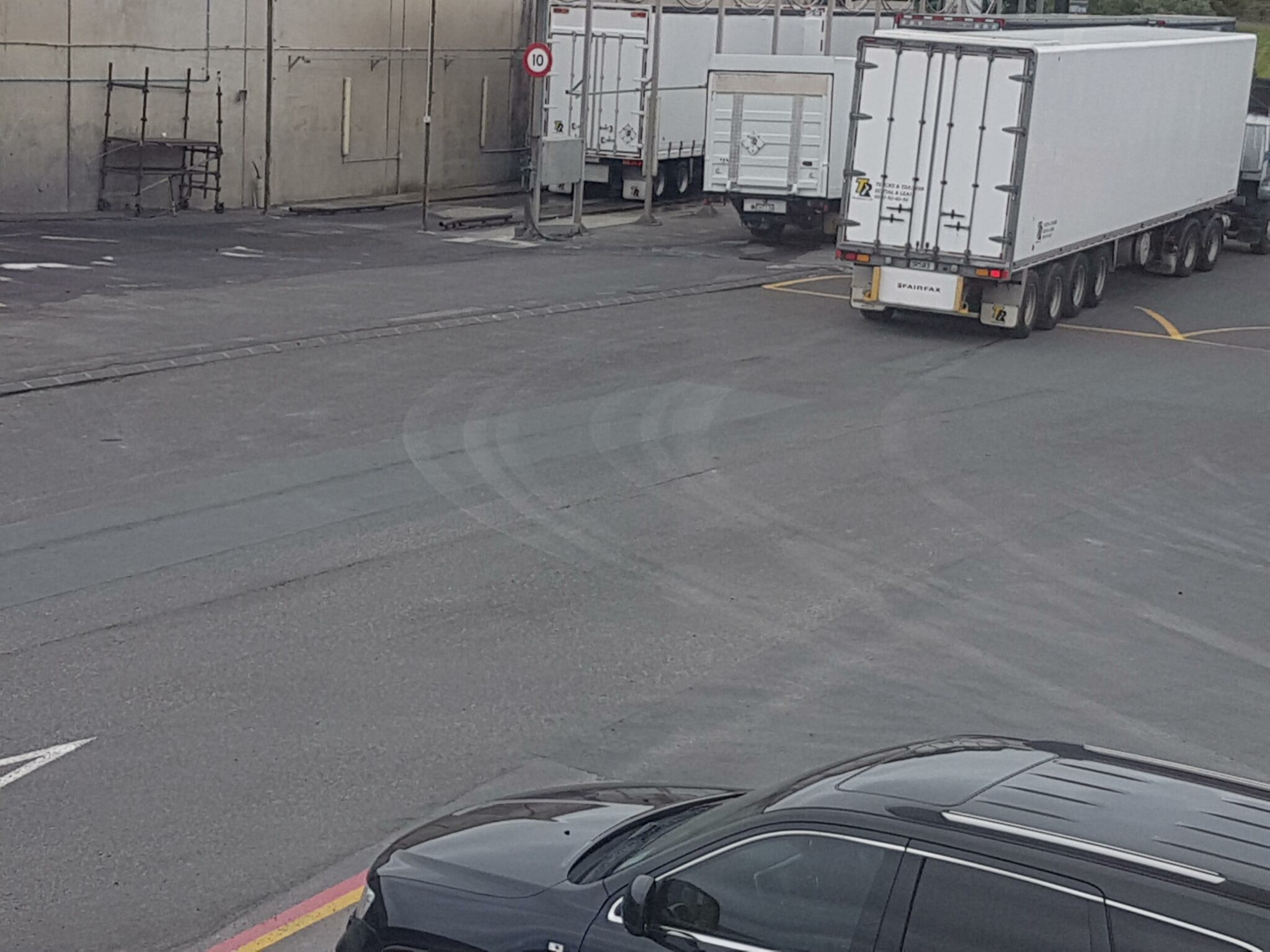 Why do HGVs sometimes block both lanes?