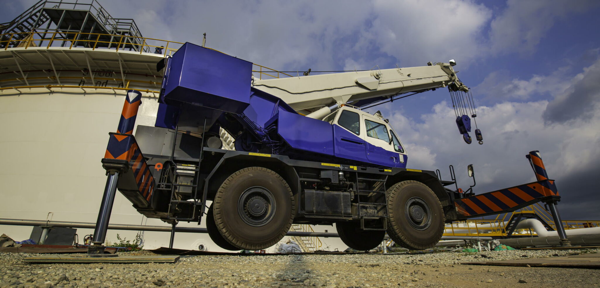 When do you need to notify police when driving on the road?