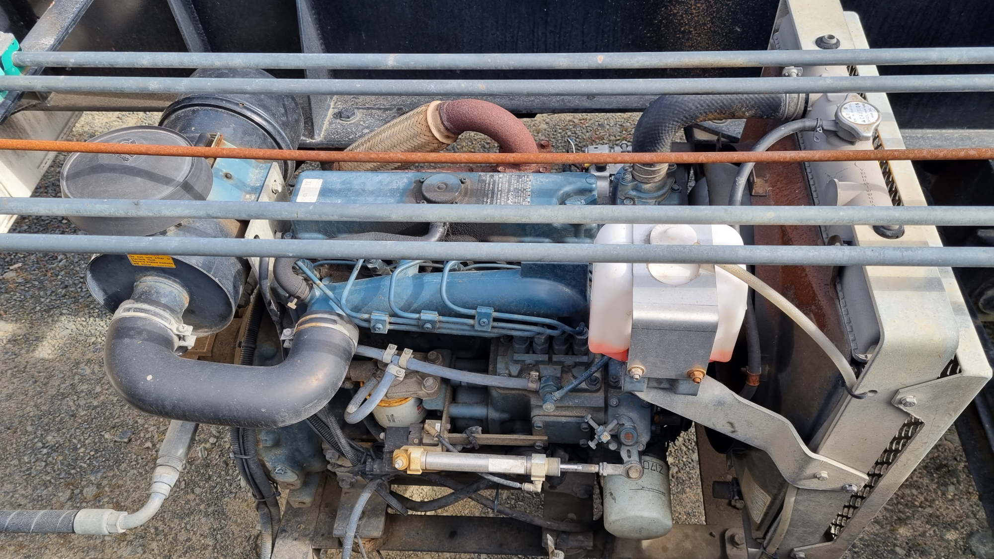 What is an auxiliary engine used for on a lorry?