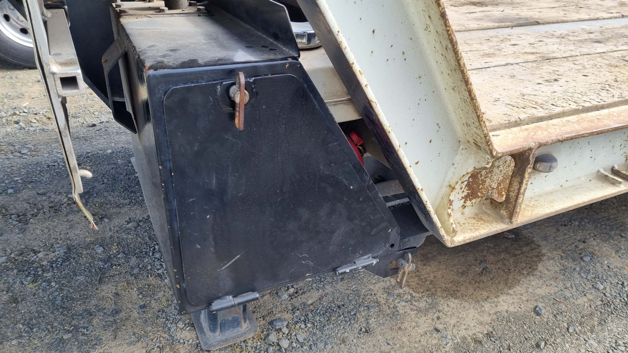 What is an auxiliary engine used for on a lorry?